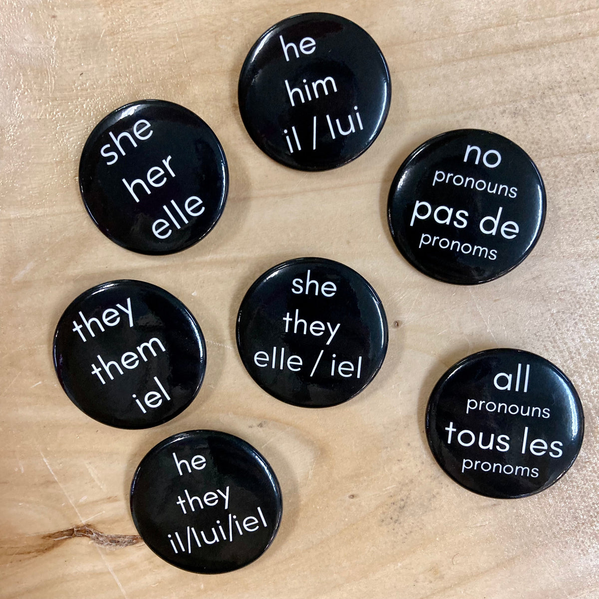 Bilingual Pronoun Buttons (French and English) – The QUILTBAG